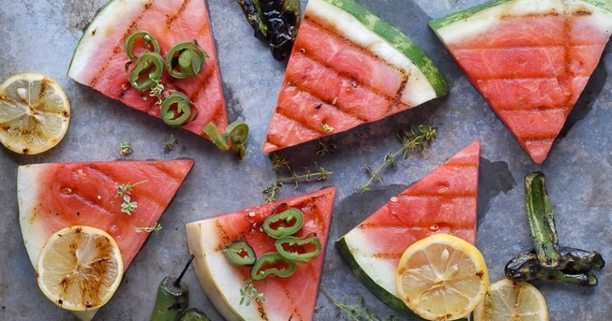 გრილზე შემწვარი საზამთრო მარილით, პილპილითა და წიწაკის რგოლებით - Marao